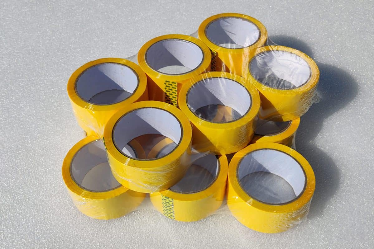 Banda adeziva acrilica 48 mm x 66 m galbena. Banda adeziva colorata.